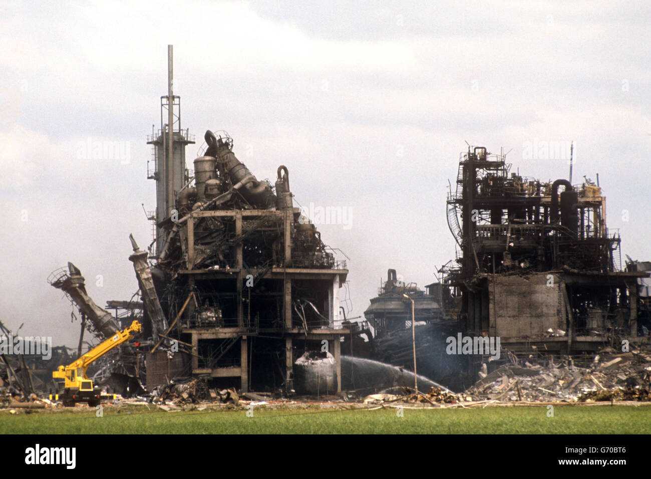 Massive Anlagen, die durch die Explosion im Chemiewerk Nypro UK in ...