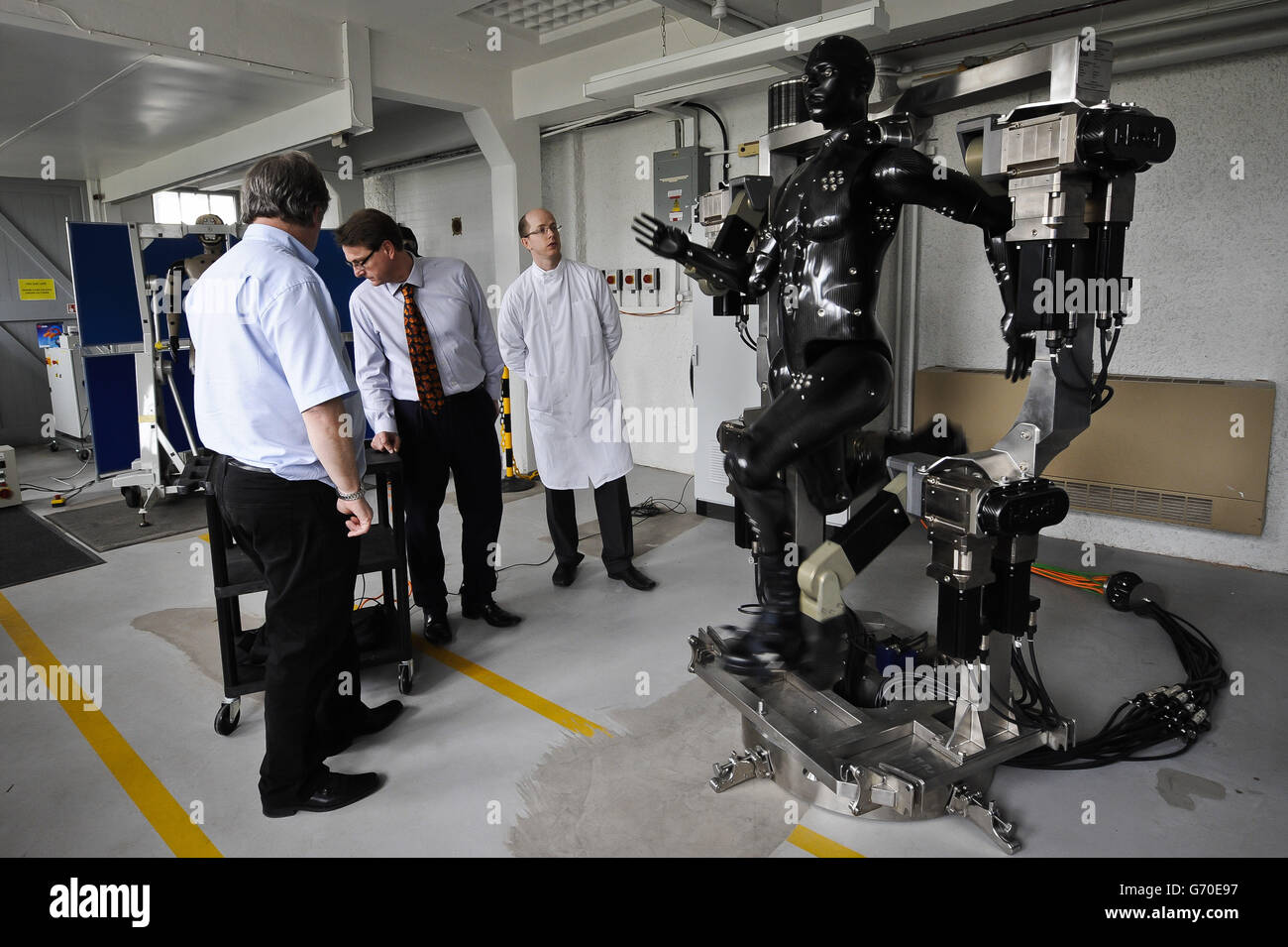 Porton man roboter schaufensterpuppe -Fotos und -Bildmaterial in hoher ...