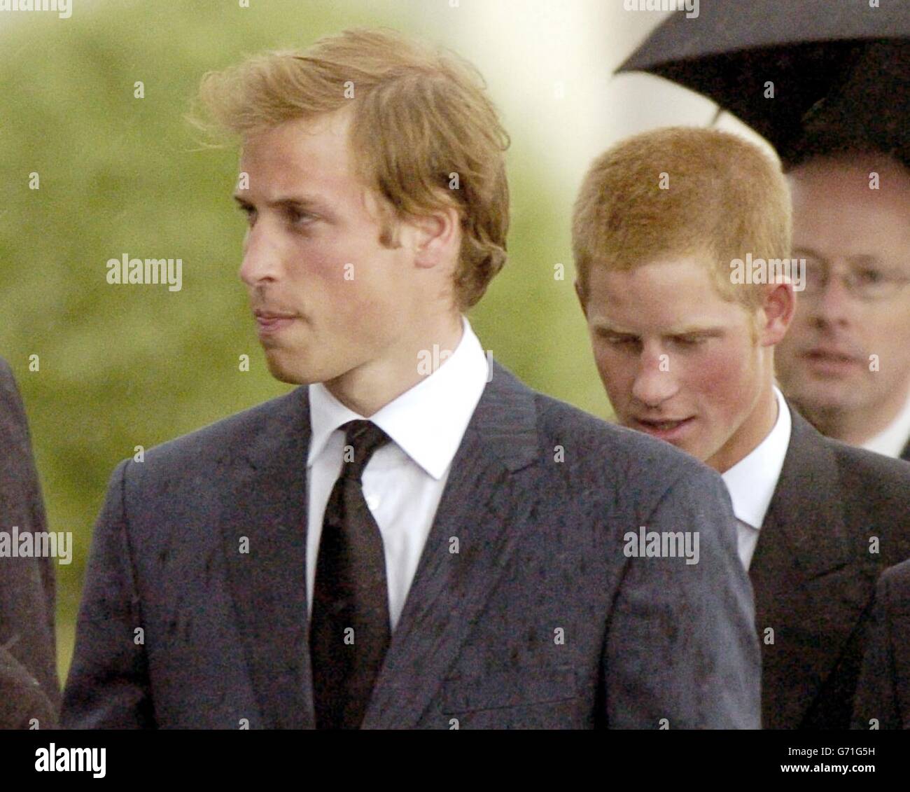 Abgebildet sind Prinz William und Prinz Harry, die bei der Beerdigung ...