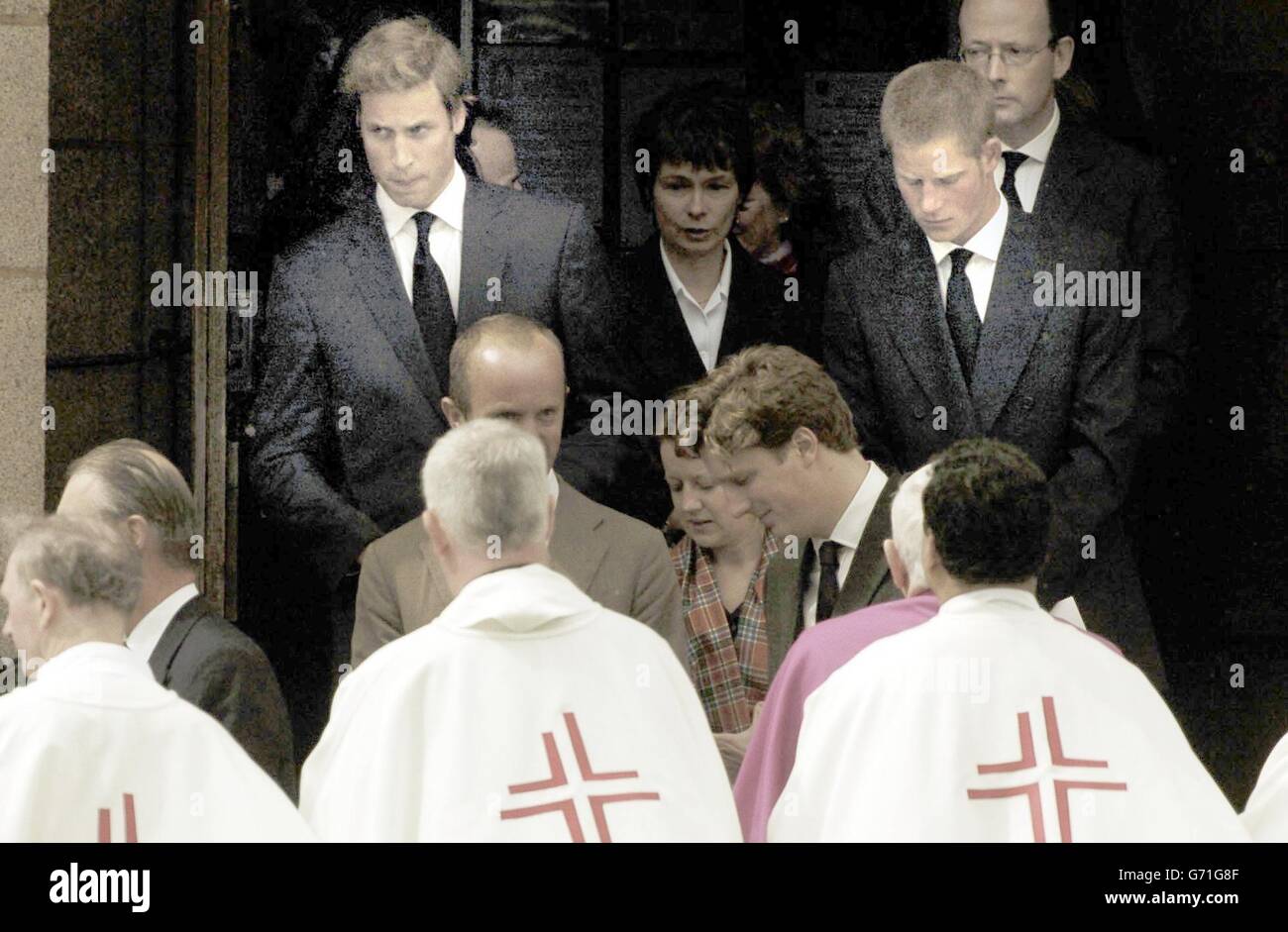Prinz William und Harry verlassen das Begräbnis von Frances Shand Kydd ...