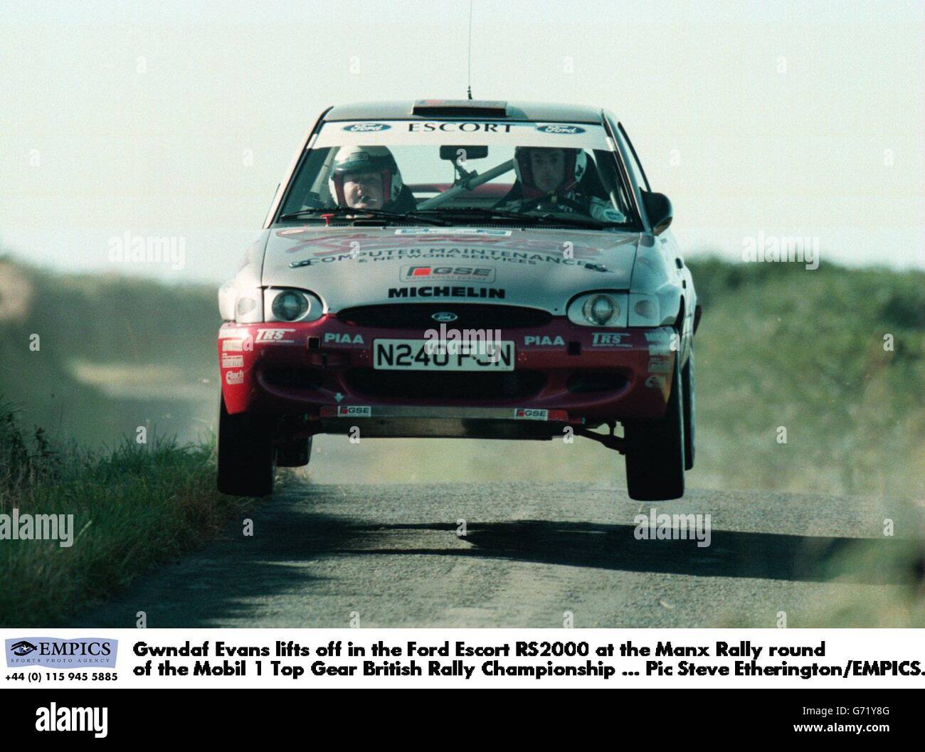 Gwydaf Evans hebt sich im Ford Escort RS2000 beim Manx Rally-Lauf der ...