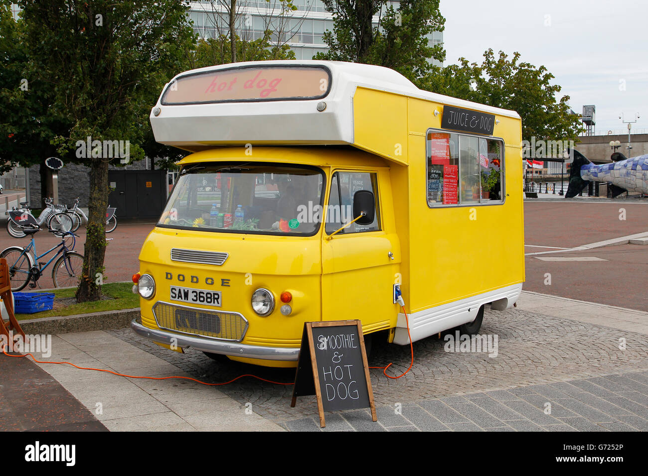 Yellow retro fast food truck -Fotos und -Bildmaterial in hoher ...