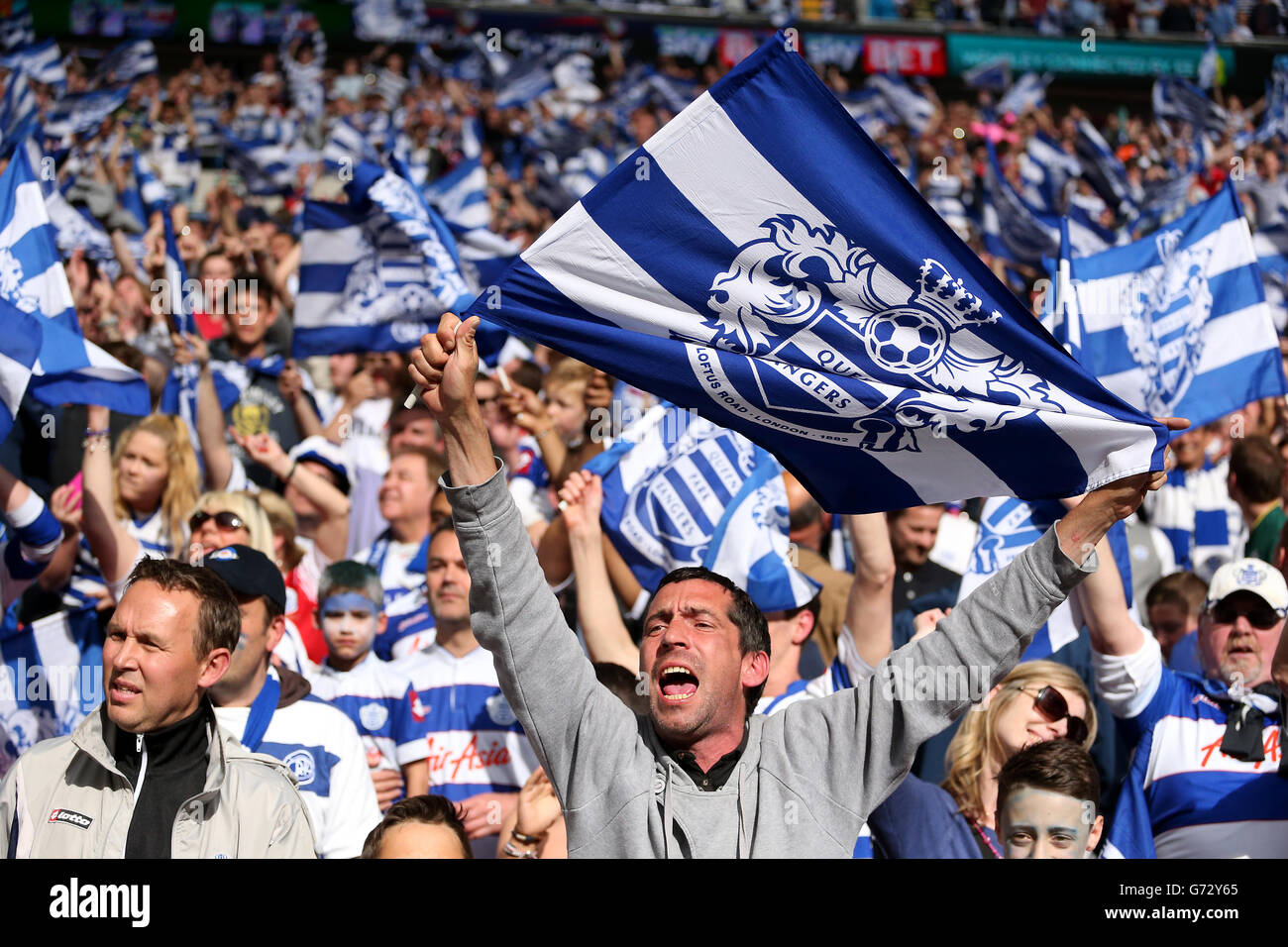 Die fans der queens park ranger feiern im wembley stadion -Fotos und ...