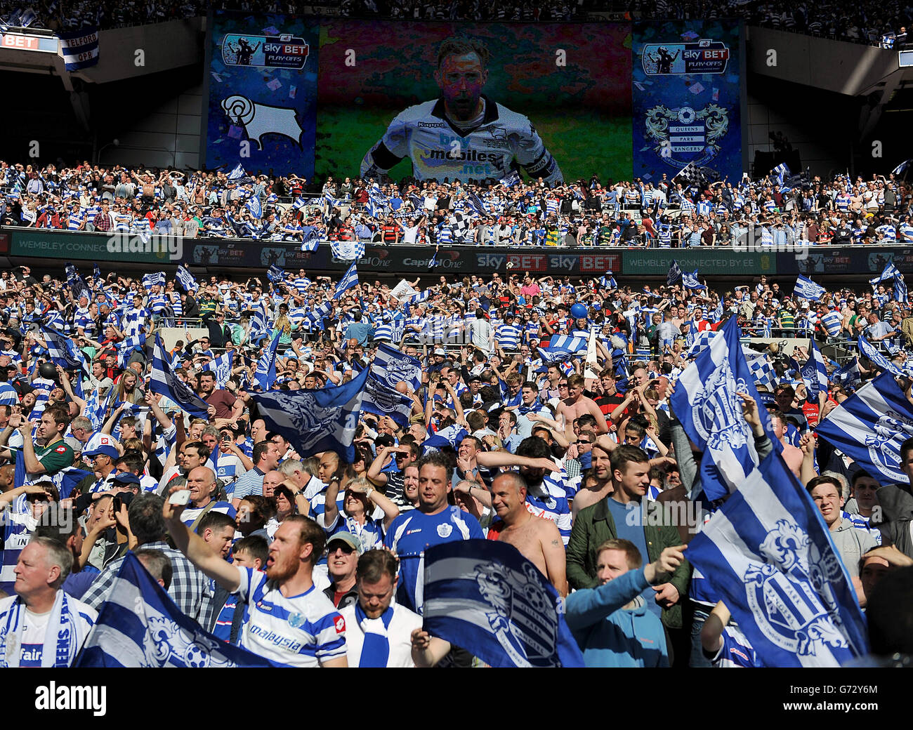 Die fans der queens park ranger feiern im wembley stadion -Fotos und ...