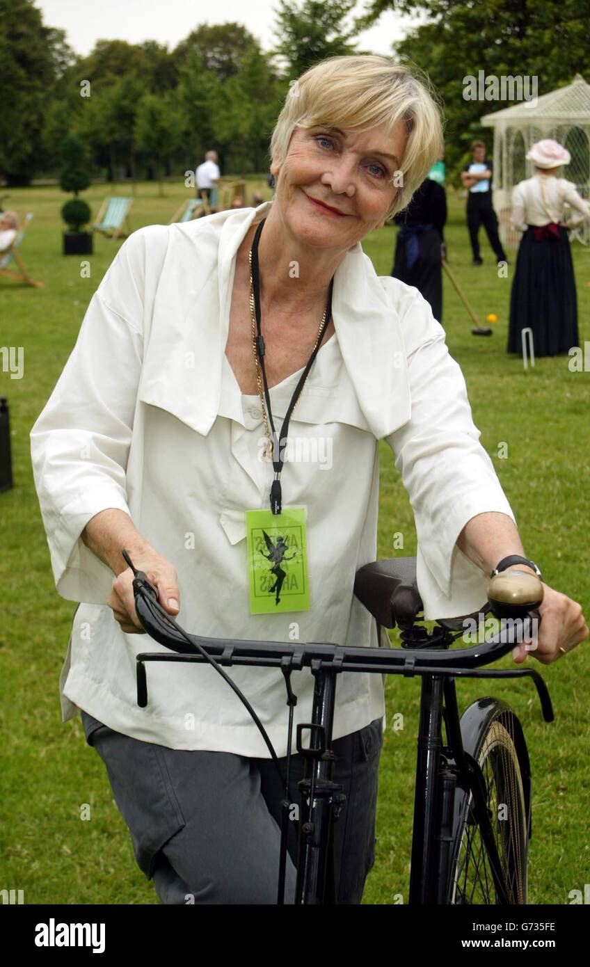 Die Schauspielerin Sheila Hancock feierte heute mit Tausenden von ...