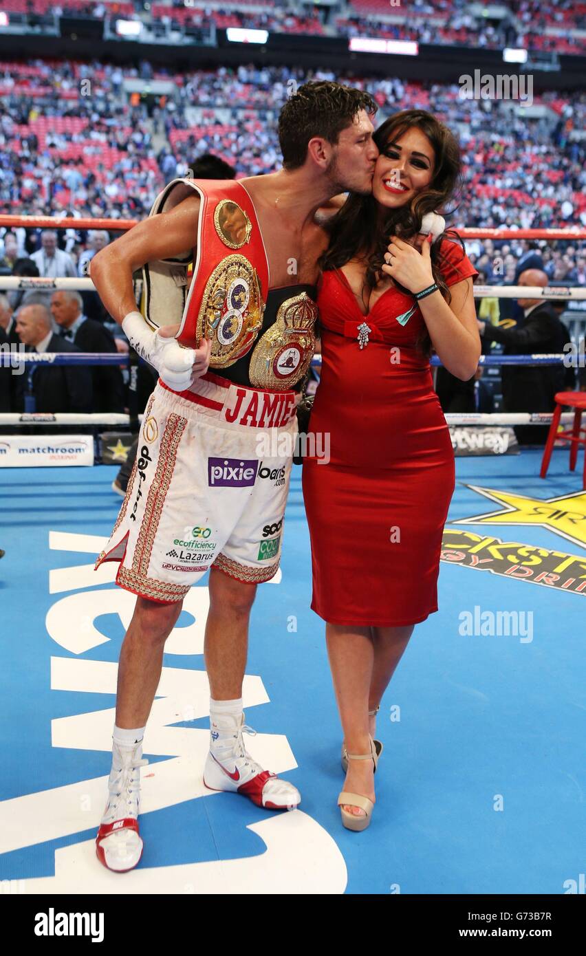 Jamie McDonnell feiert mit seiner Freundin Hollie Coombs, nachdem sie ...