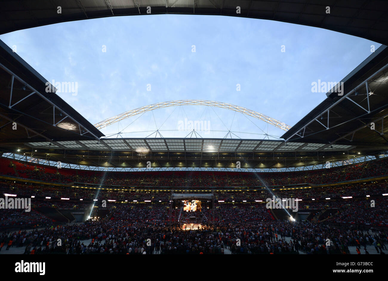 A general view of the boxing ring at wembley stadium -Fotos und ...