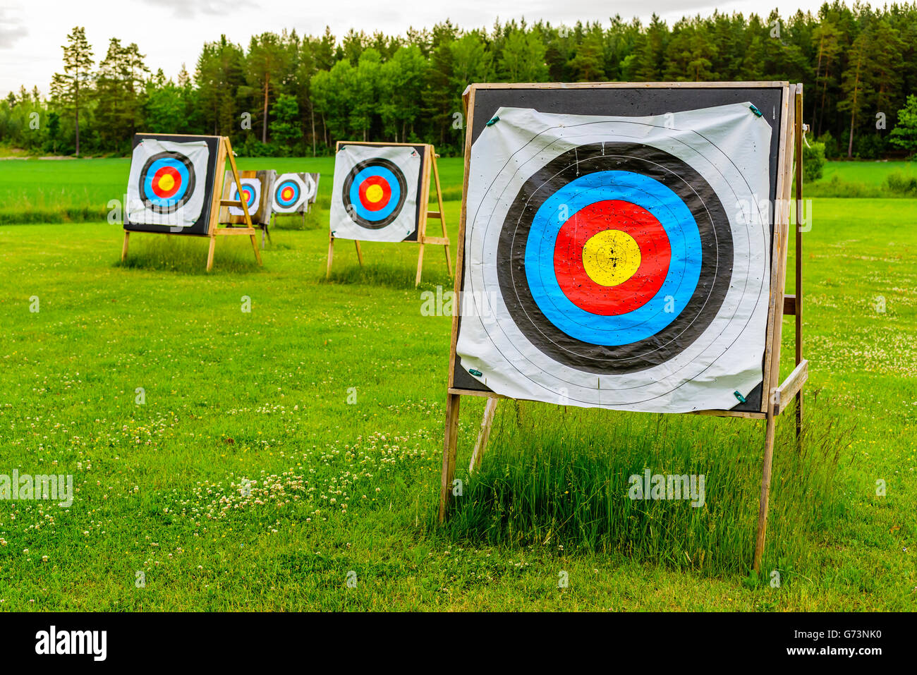 Outdoor-Zielscheiben auf Wiese, umgeben von Wald in den Sommerabend ...