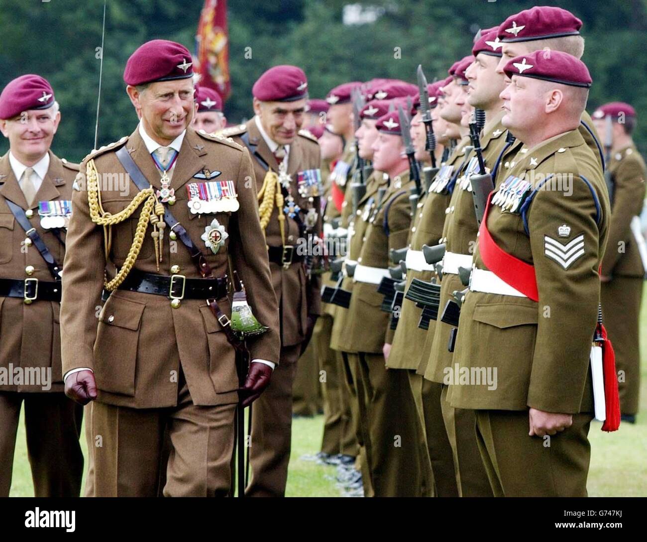 Der Prinz von Wales, Oberst des Parachute-Regiments, inspiziert eine ...