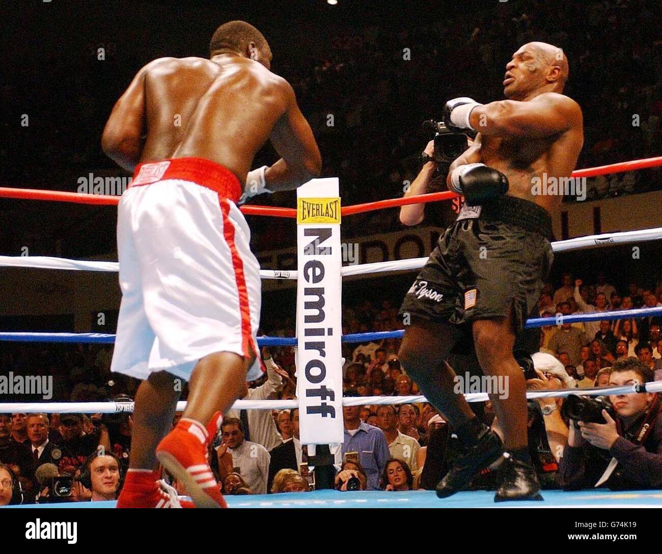 Mike tyson v danny williams -Fotos und -Bildmaterial in hoher Auflösung ...