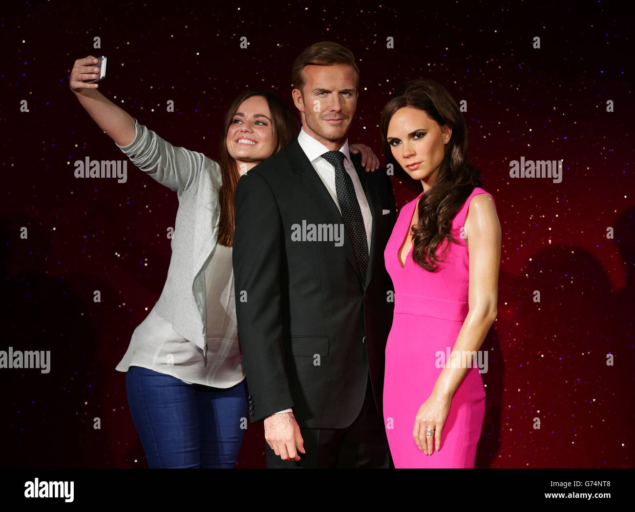 Stephanie Francis macht ein Selfie mit den neuen Wachsfiguren von David ...