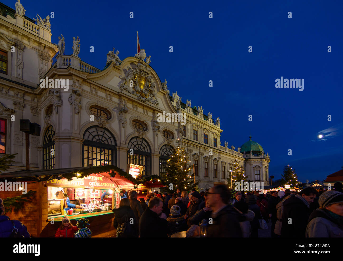 Advents- und Weihnachtsmarkt vor Schloss Belvedere mit Vollmond, Wien ...