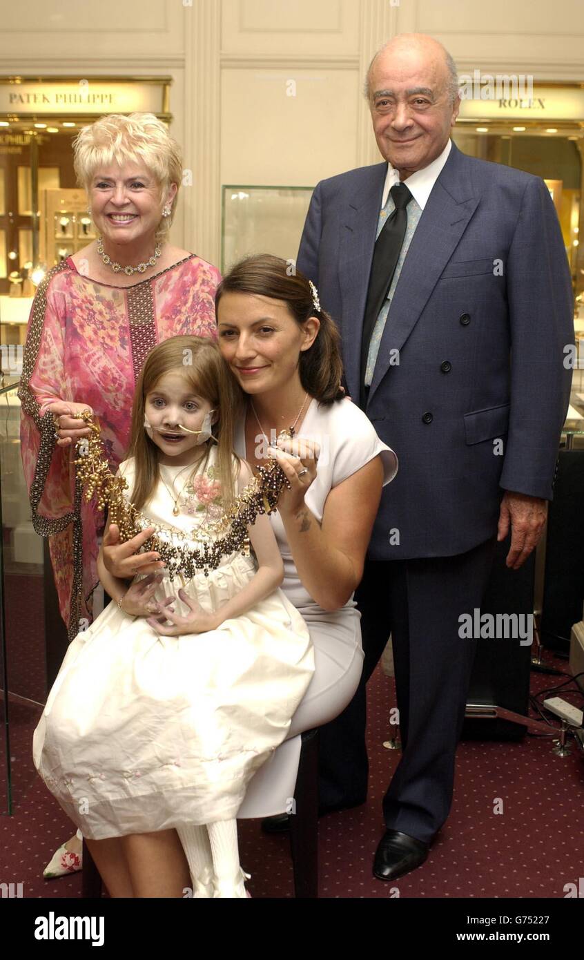 Die Fernsehmoderatoren Gloria Hunniford (hinten links) und Davina ...