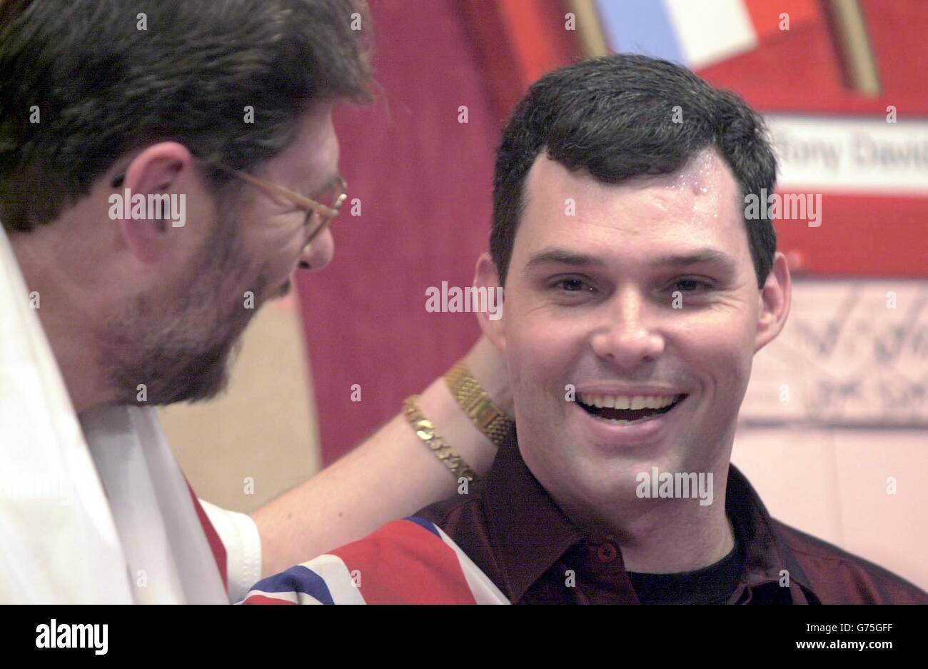 Gewinner Tony David (rechts) aus Australien wird vom Gegner Martin ...