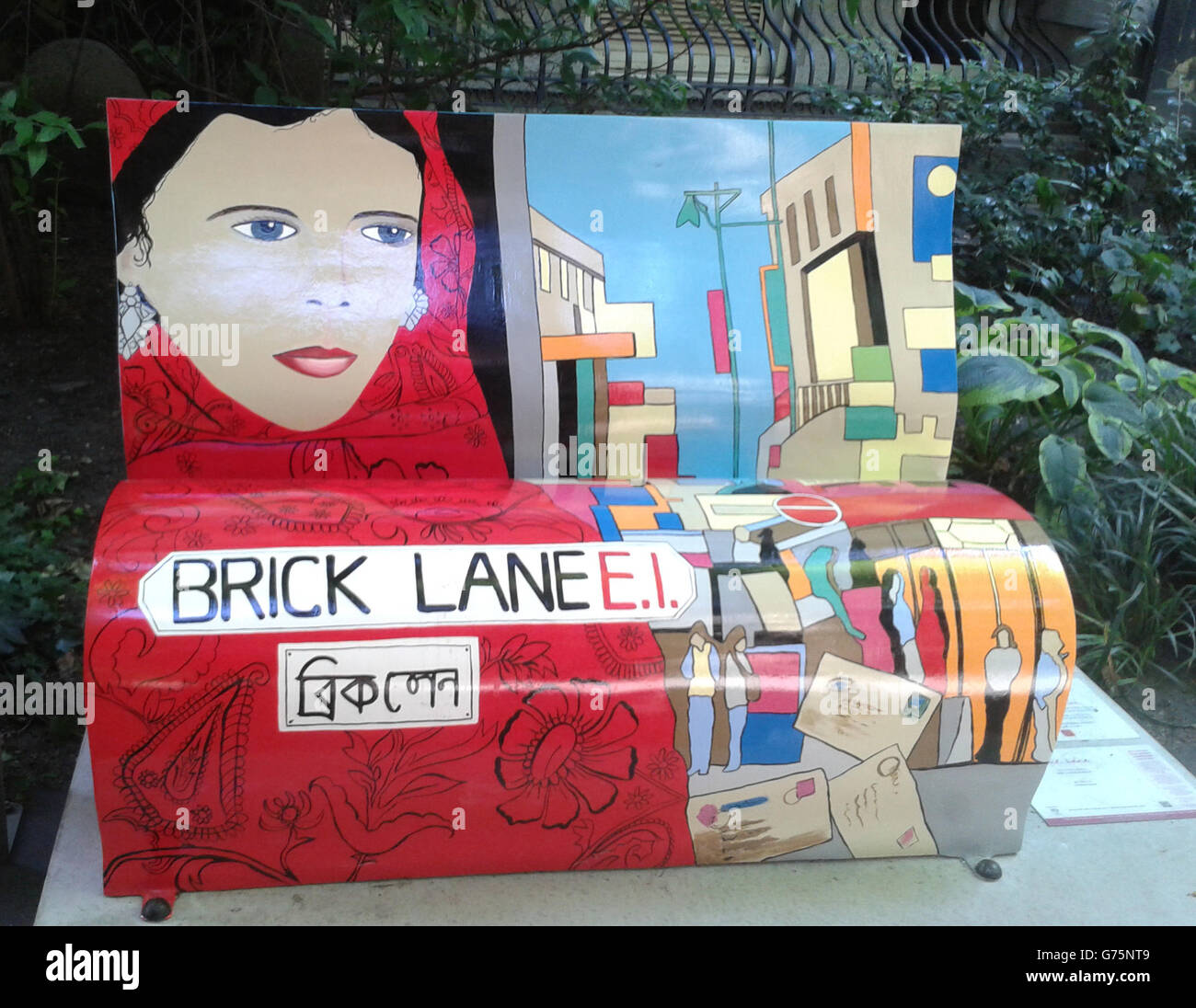 Eine Parkbank des Museums of London, die Monica Alis Roman „Brick Lane ...