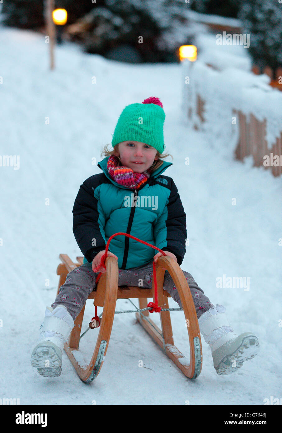 Rodeln kinder -Fotos und -Bildmaterial in hoher Auflösung – Alamy
