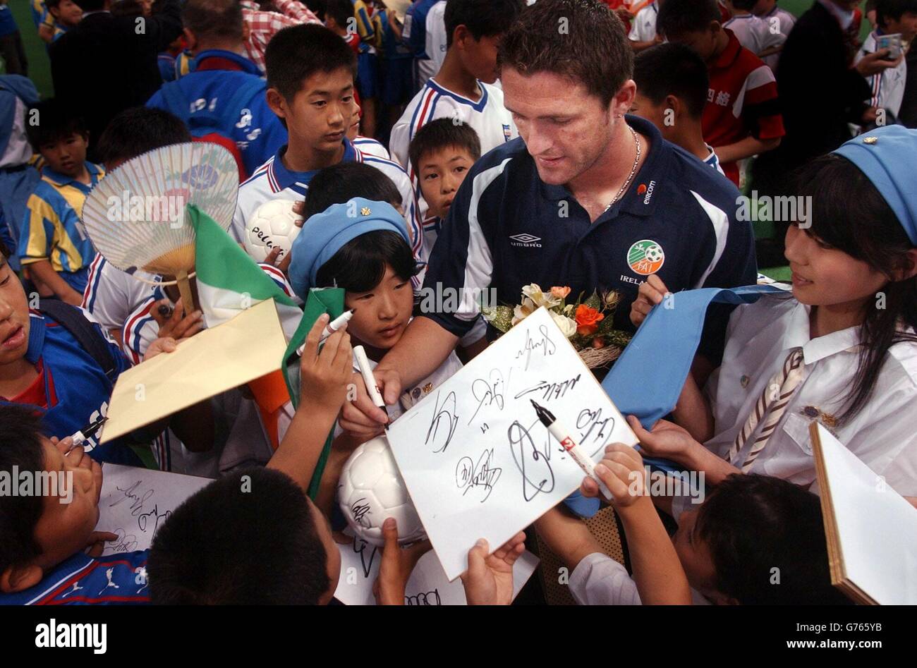 Robbie keane autogramme geben -Fotos und -Bildmaterial in hoher ...
