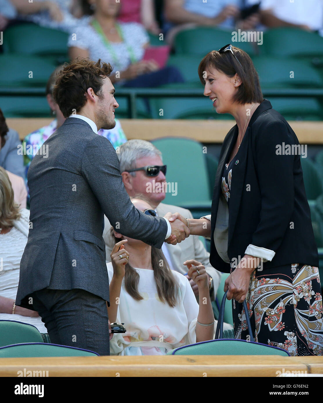 Sam Claflin wird Miranda Hart von Laura Haddock (Mitte) im Royal Box on ...