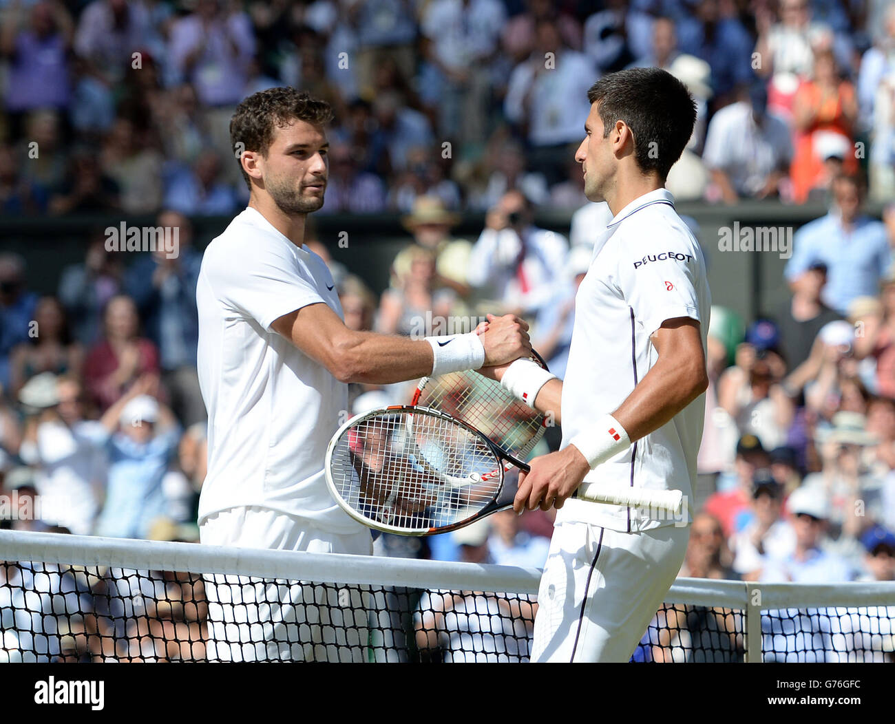 Der serbische Novak Djokovic (rechts) wird vom bulgarischen Grigor ...
