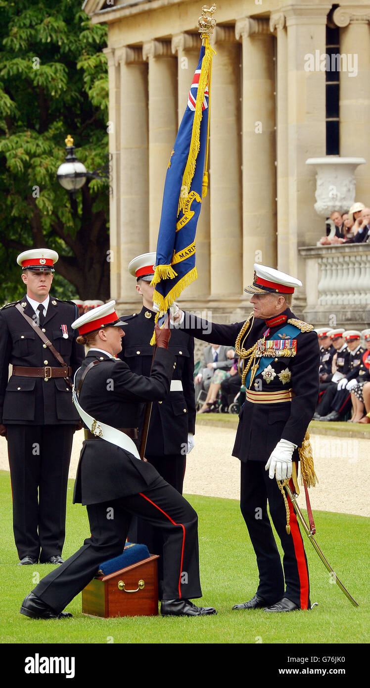 Der Duke of Edinburgh (rechts) präsentiert den 500 Royal Marine Cadets ...
