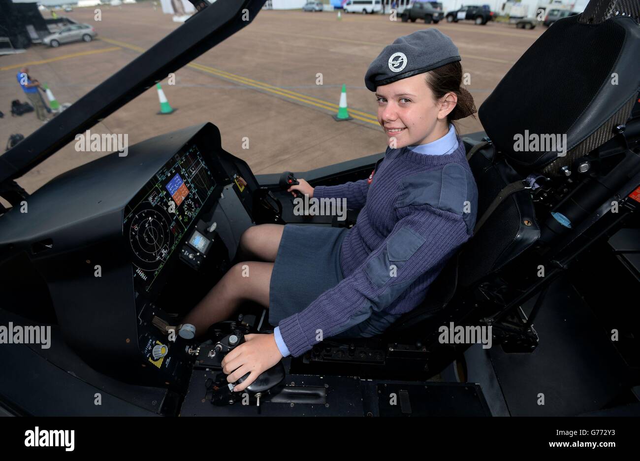 Air Training Corps Cadet Menna Evans, 14, aus Südwales sitzt im Cockpit ...