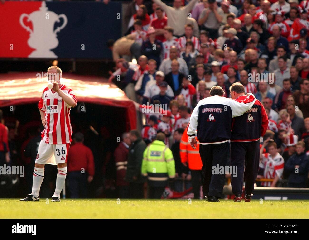 Arsenale sol campbell steht stark gegen sheffield uniteds wayne allison ...
