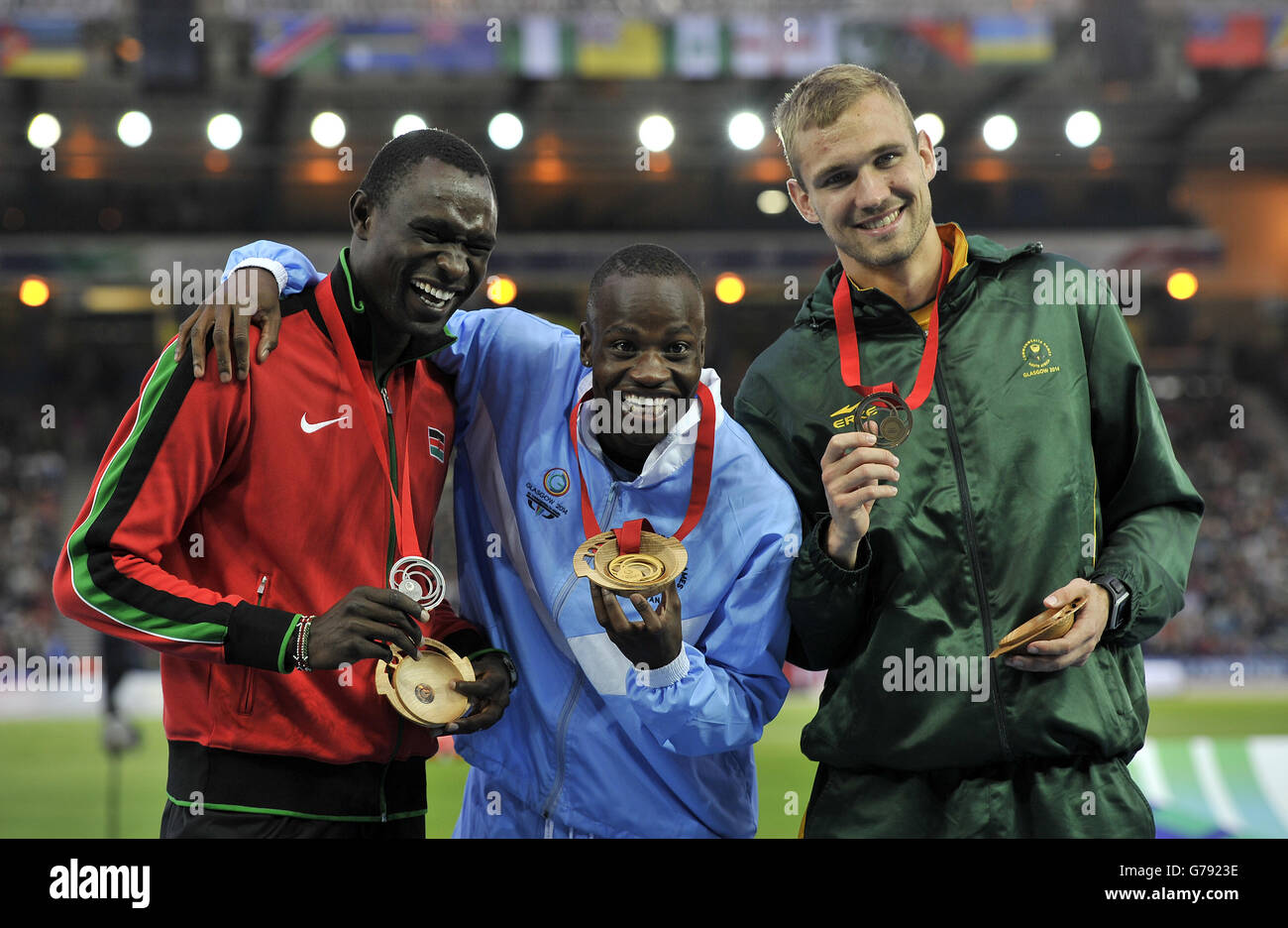 Botswanas Nijel Amos mit seiner Goldmedaille (Mitte), Kenias David ...