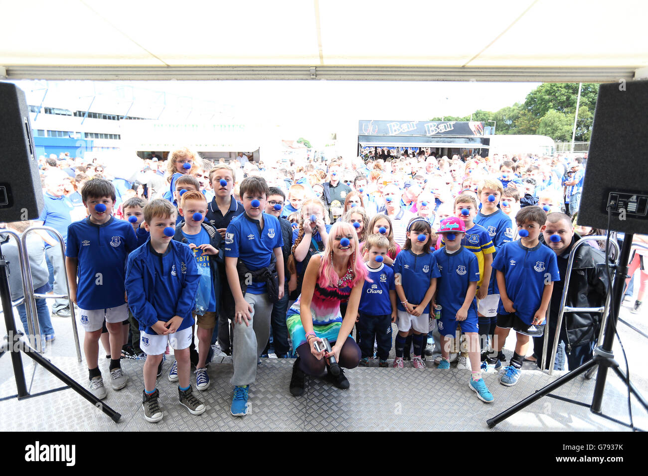Junge fans in der fan zone im goodison park -Fotos und -Bildmaterial in ...