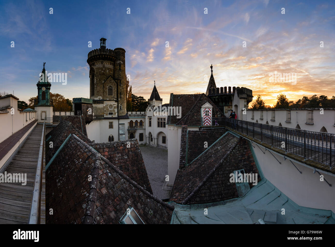 Franzensburg im Schlosspark Laxenburg bei Sonnenuntergang, Laxenburg ...