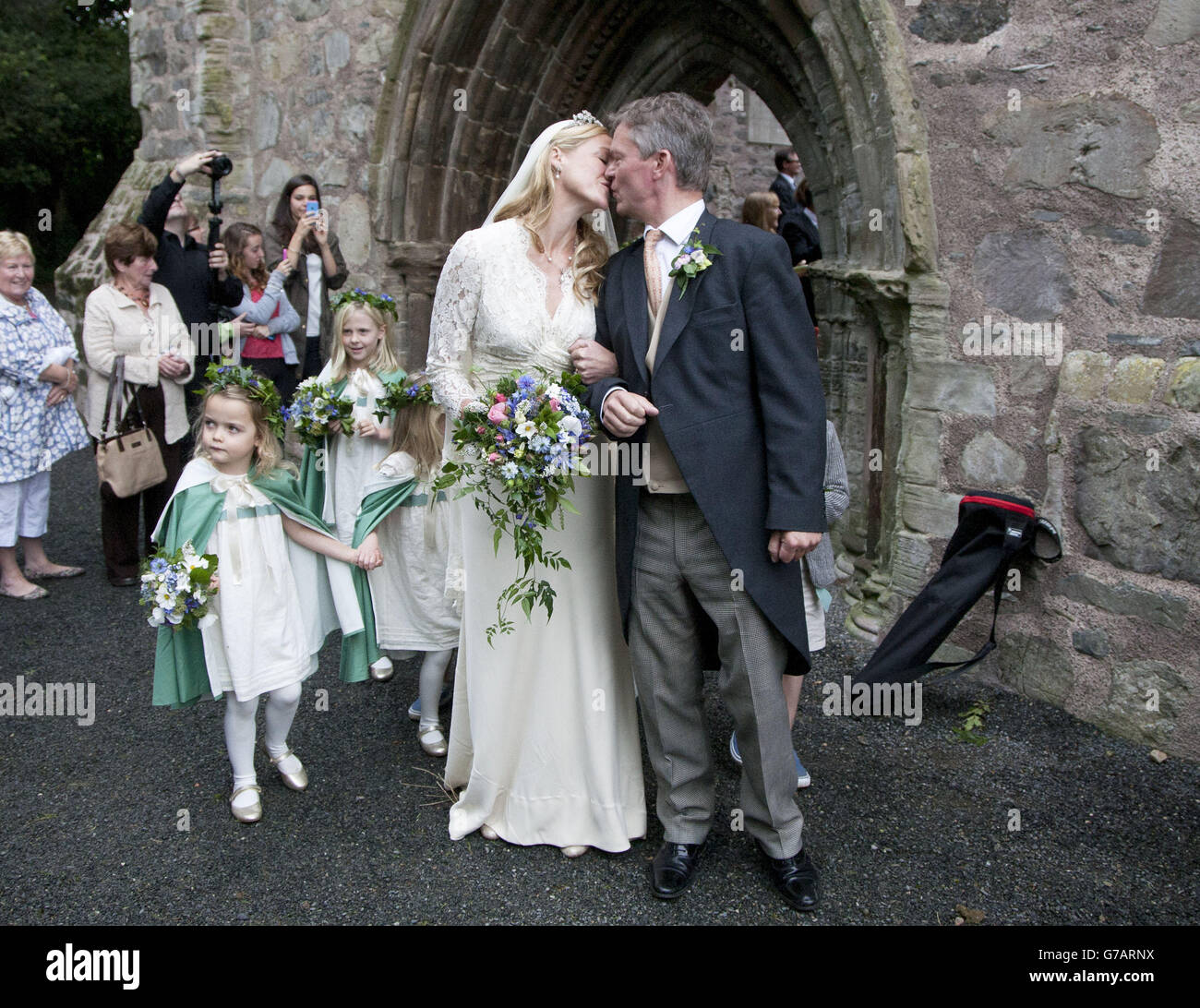 Flora montgomery und soren jesse hochzeit -Fotos und -Bildmaterial in ...