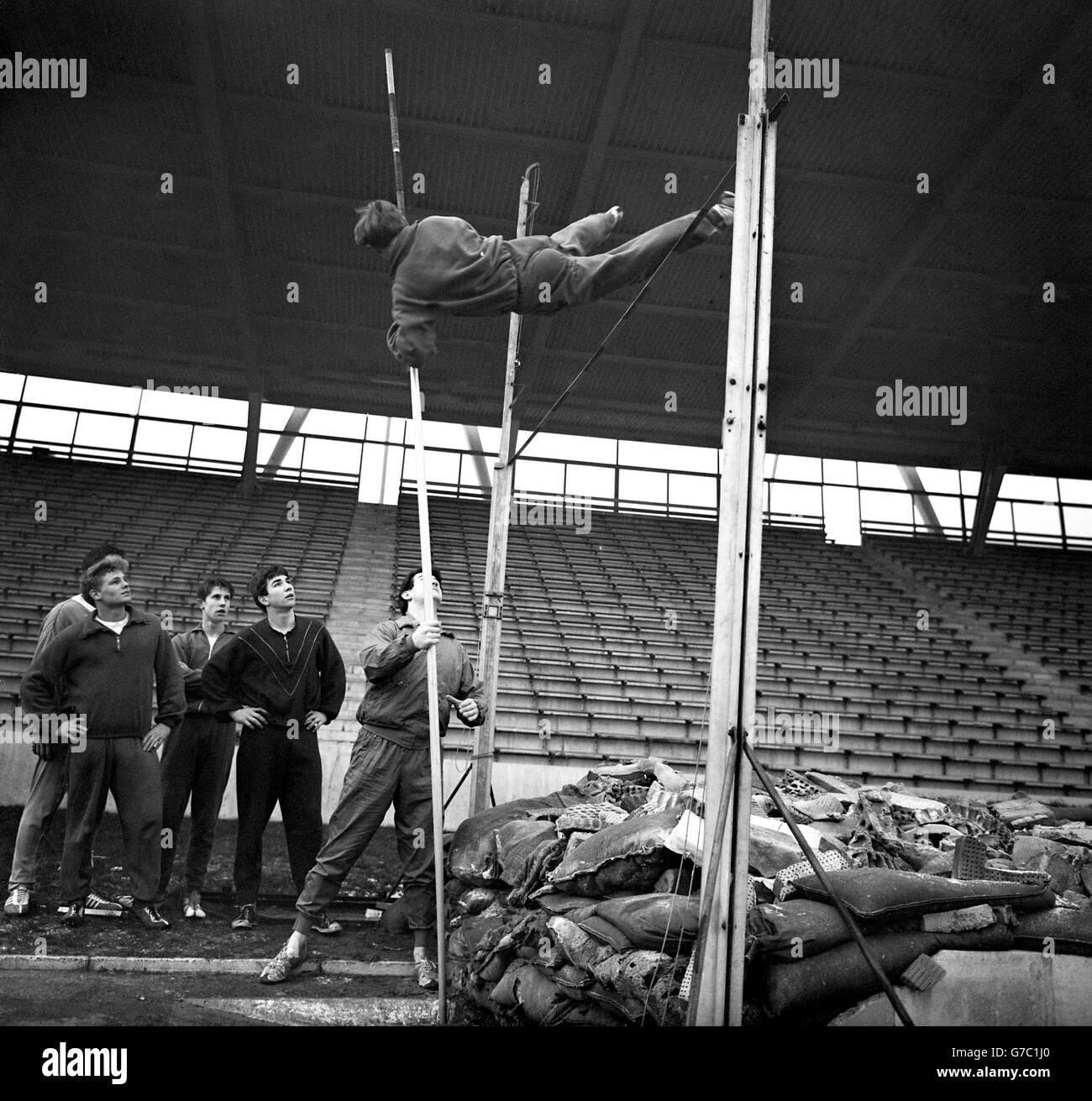 (l-r) Brian Saunders, Ausbilder aus Devon, der zeigt, wie die ...