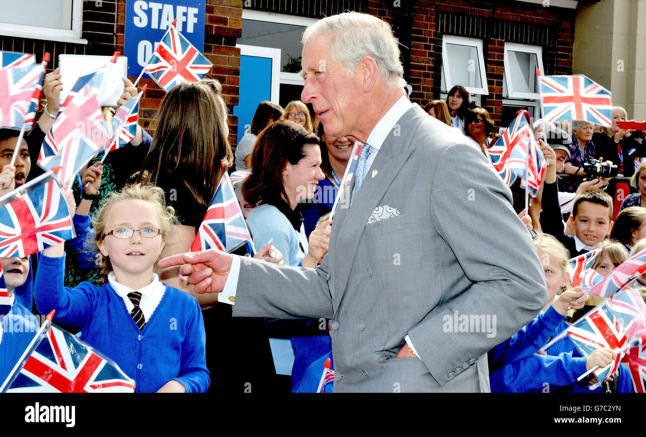Der Prinz von Wales trifft Mitarbeiter und Kinder bei einem offiziellen ...