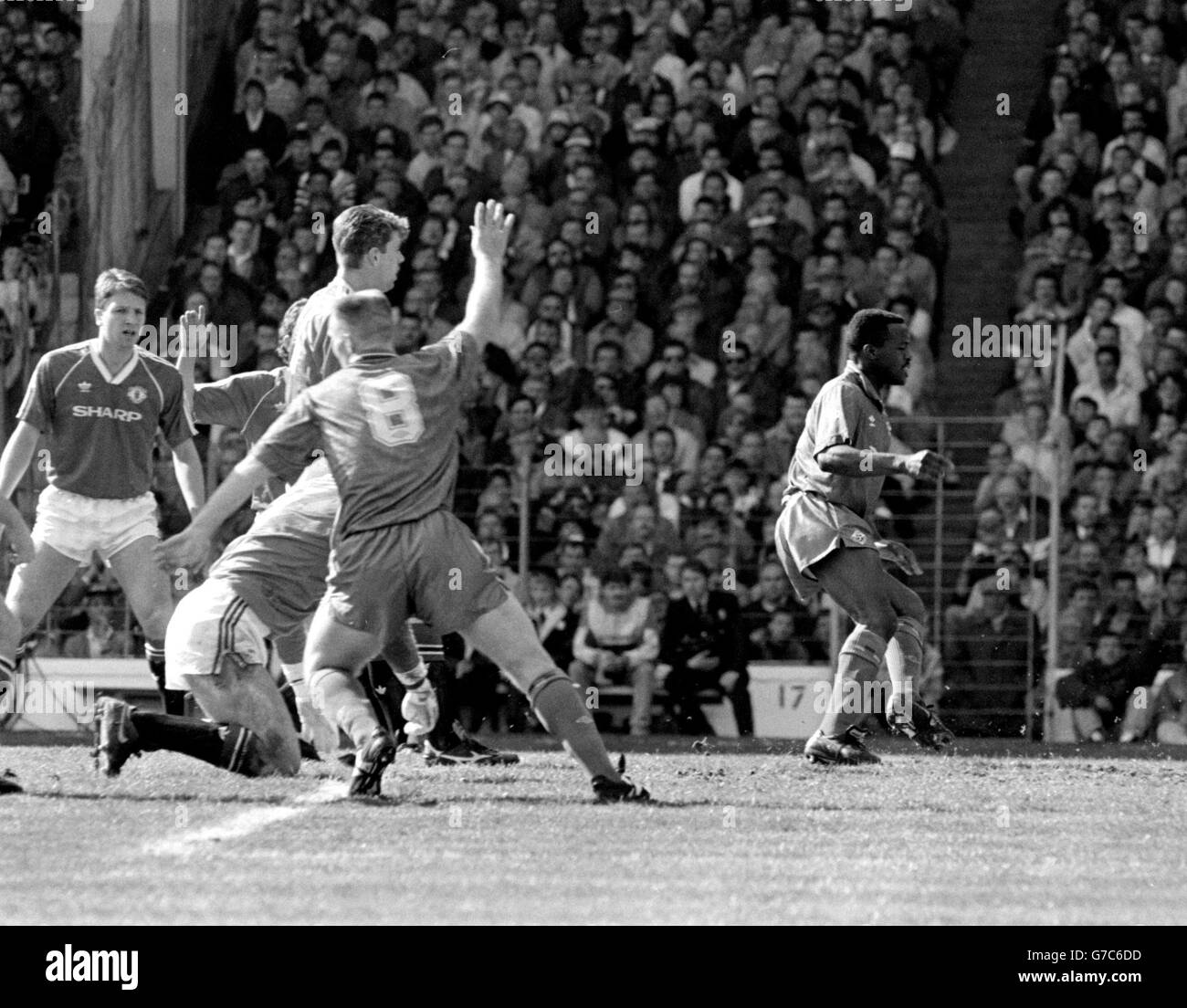 Oldham vs manchester united -Fotos und -Bildmaterial in hoher Auflösung ...