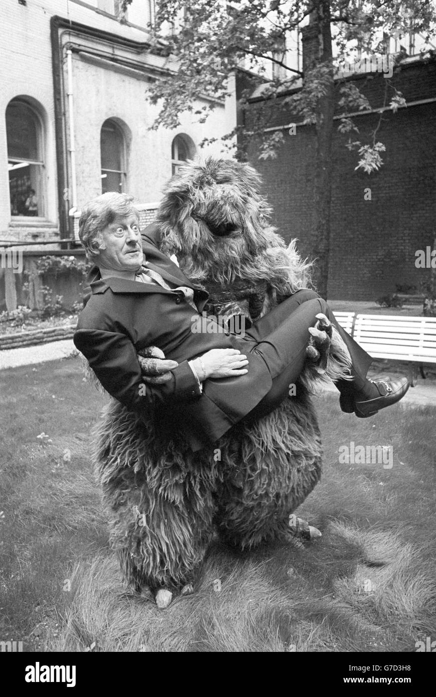 Schauspieler Jon Pertwee posiert mit einem Yeti aus der TV-Serie Doctor ... Schauspieler Jon Pertwee posiert mit einem Yeti aus der TV-Serie Doctor ...