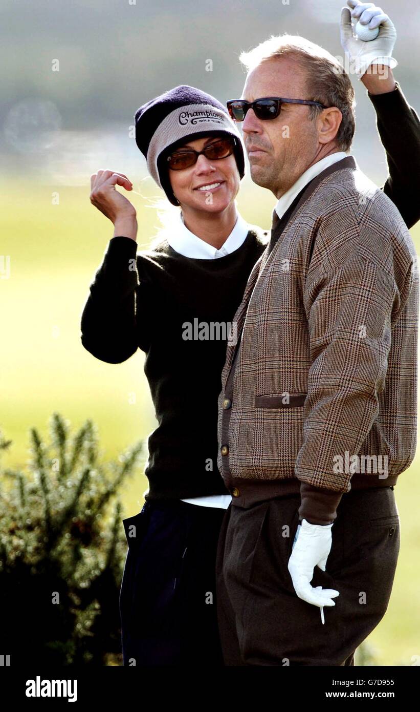 Kevin Costner in St. Andrews. Kevin und Christine Costner auf dem Old ...