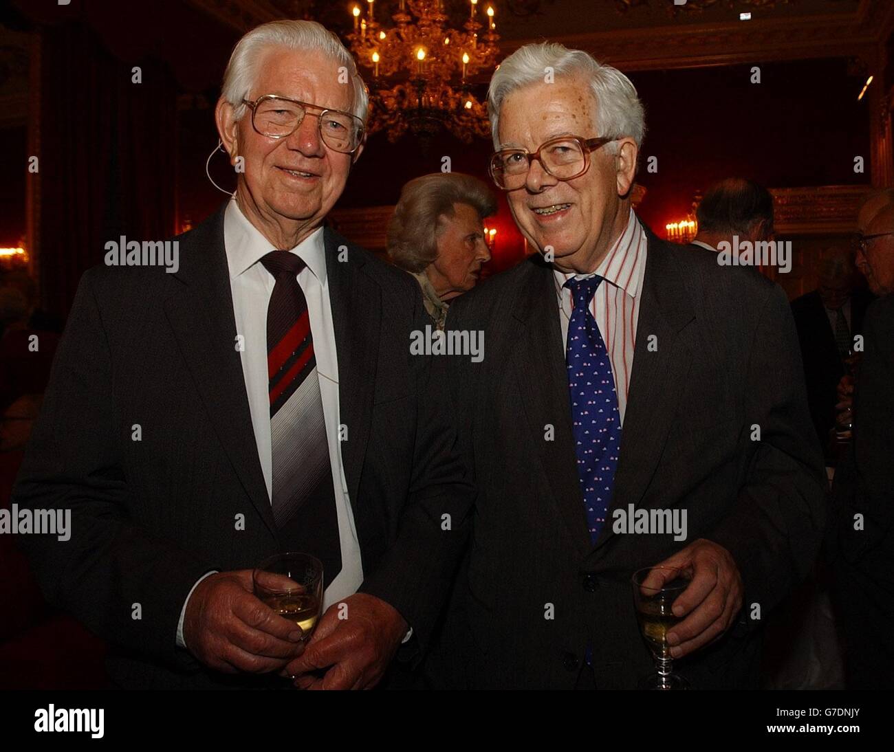 Die ordensbegleiter ehren -Fotos und -Bildmaterial in hoher Auflösung ...