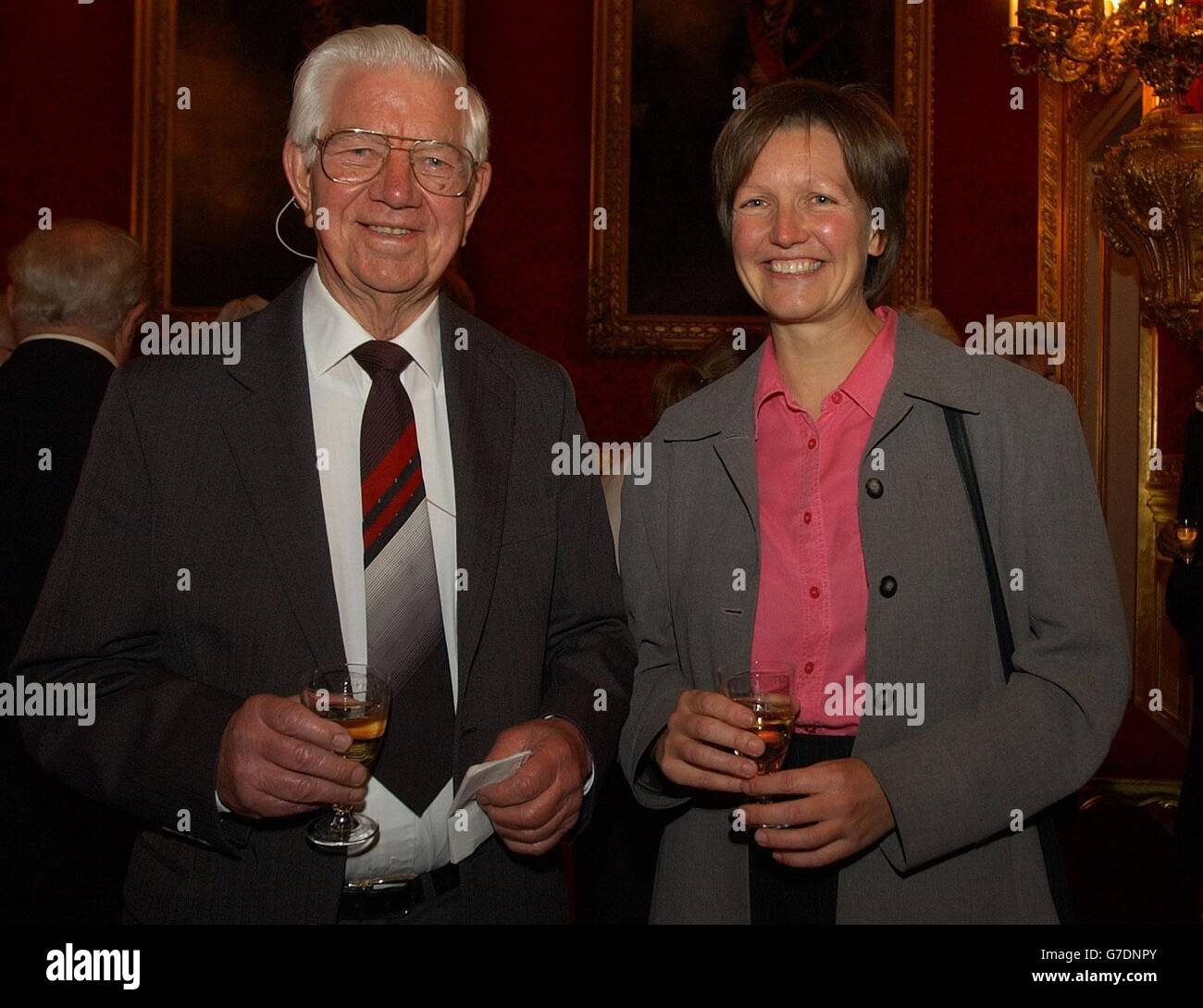 Die ordensbegleiter ehren -Fotos und -Bildmaterial in hoher Auflösung ...