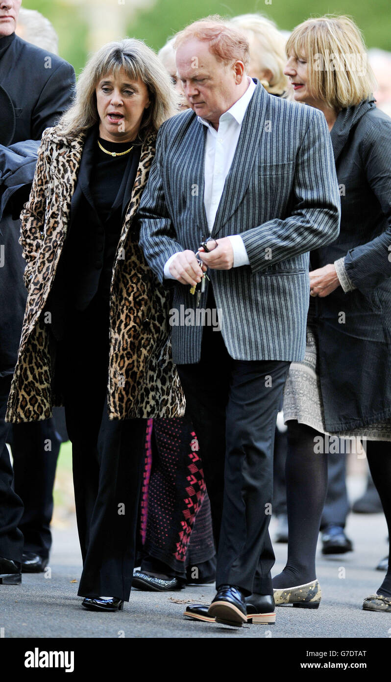 Suzi Quatro und Mike Batt kommen zur Beerdigung von Lynsey de Paul in ...