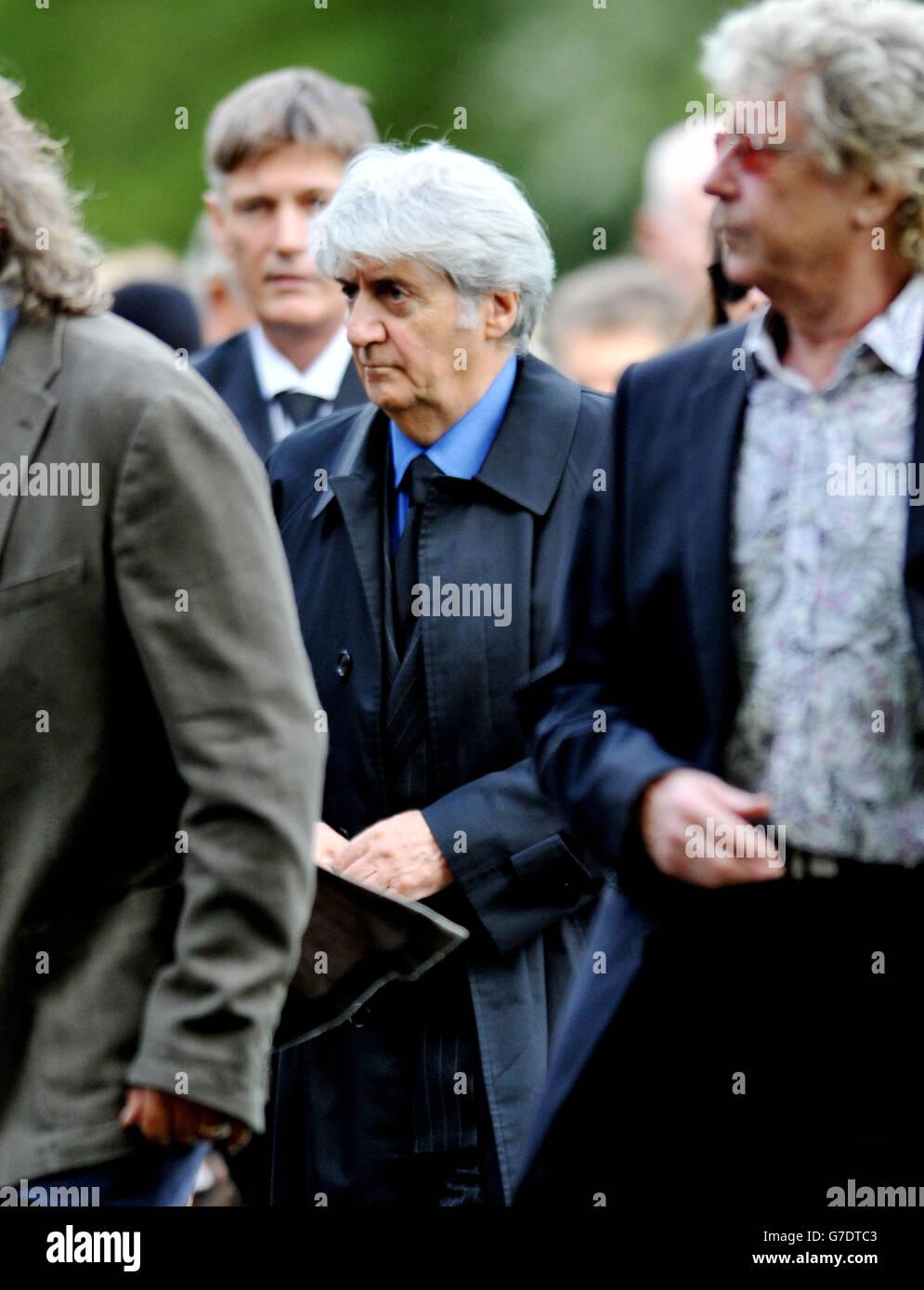 Tom Conti (Mitte) kommt zur Beerdigung von Lynsey de Paul in der South ...