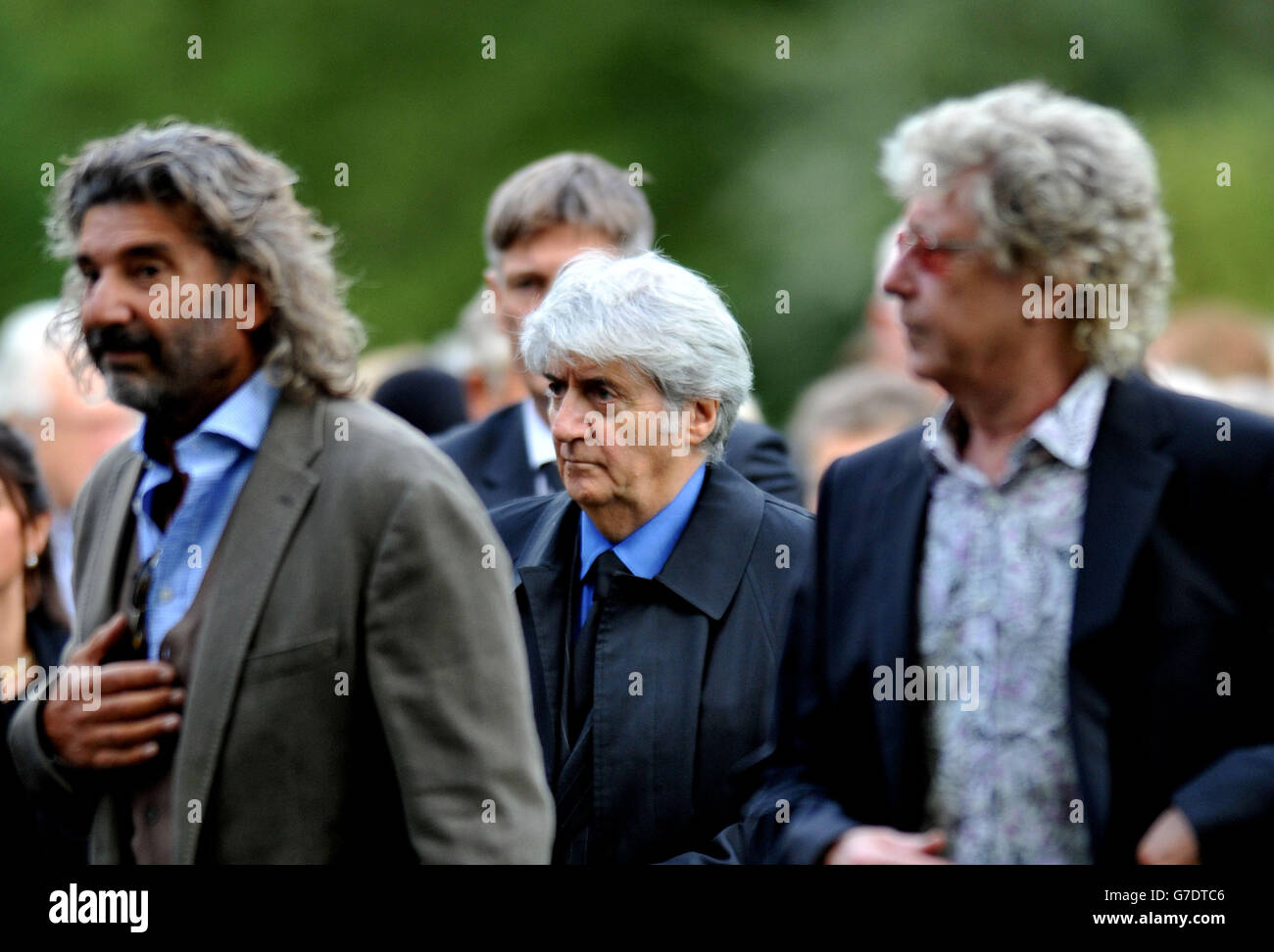 Tom Conti (Mitte) kommt zur Beerdigung von Lynsey de Paul in der South ...
