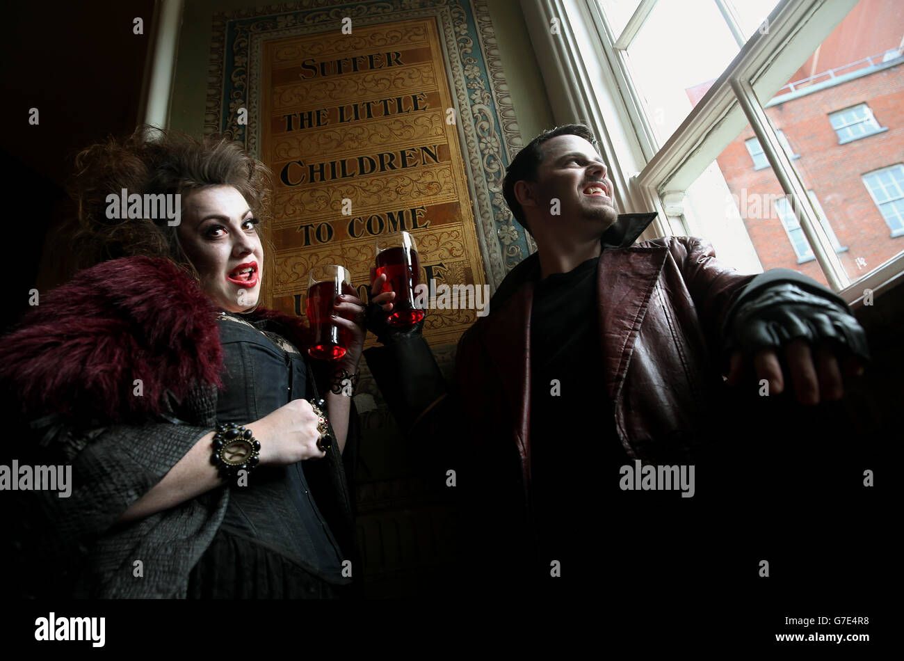 Vampire Anthony Kinahan 'Slasher' und Camille Lucy Ross 'Carmilla' in ...