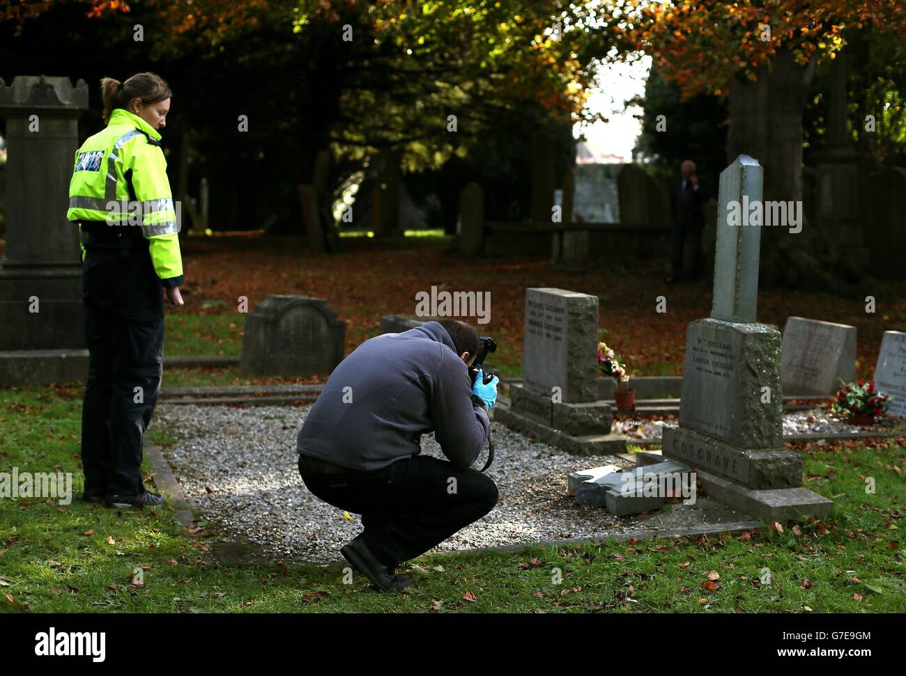 Ein ermittler am tatort fotografiert das grab von william t cosgrave ...
