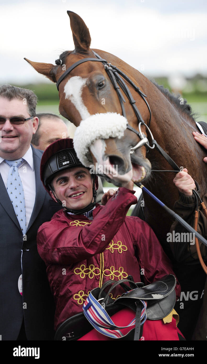 Andrea Atzeni feiert mit Elm Park nach ihrem Sieg in der Racing Post ...