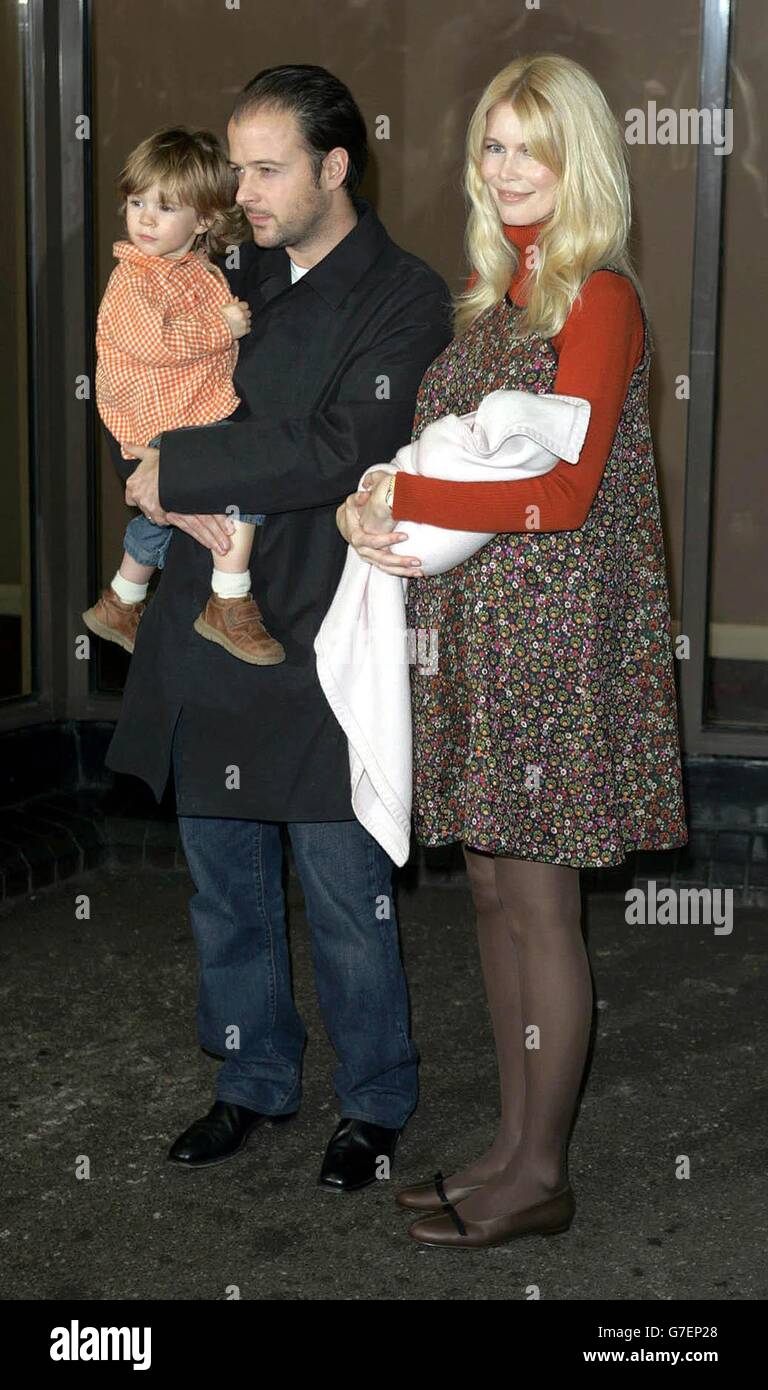 Claudia Schiffer And Casper Vaughn Stockfotos und -bilder Kaufen - Alamy