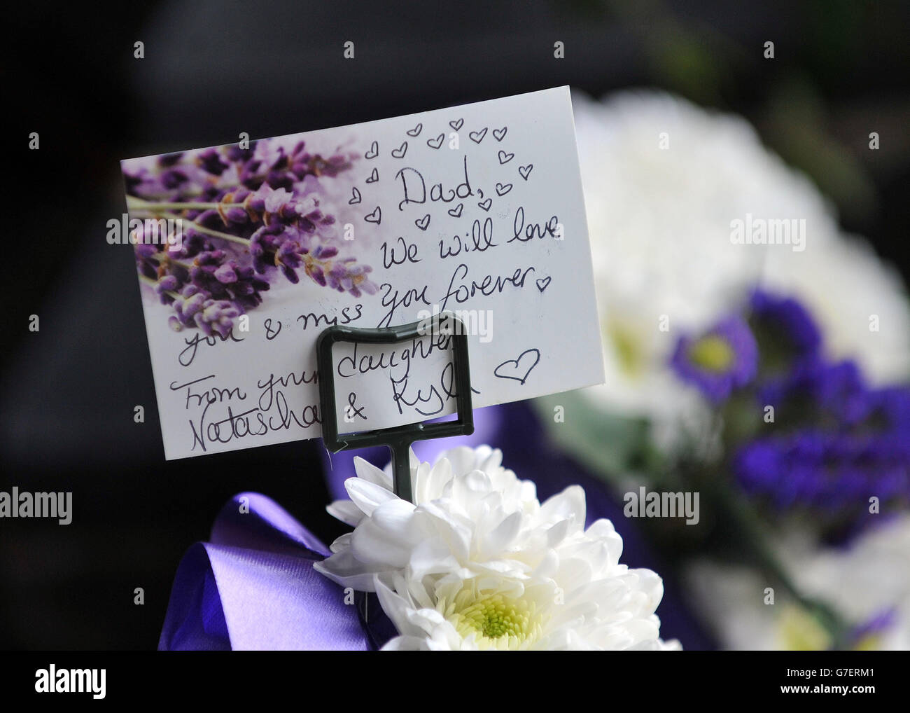 Blumen und eine Karte, die Natasha (manchmal auch Natascha geschrieben ...