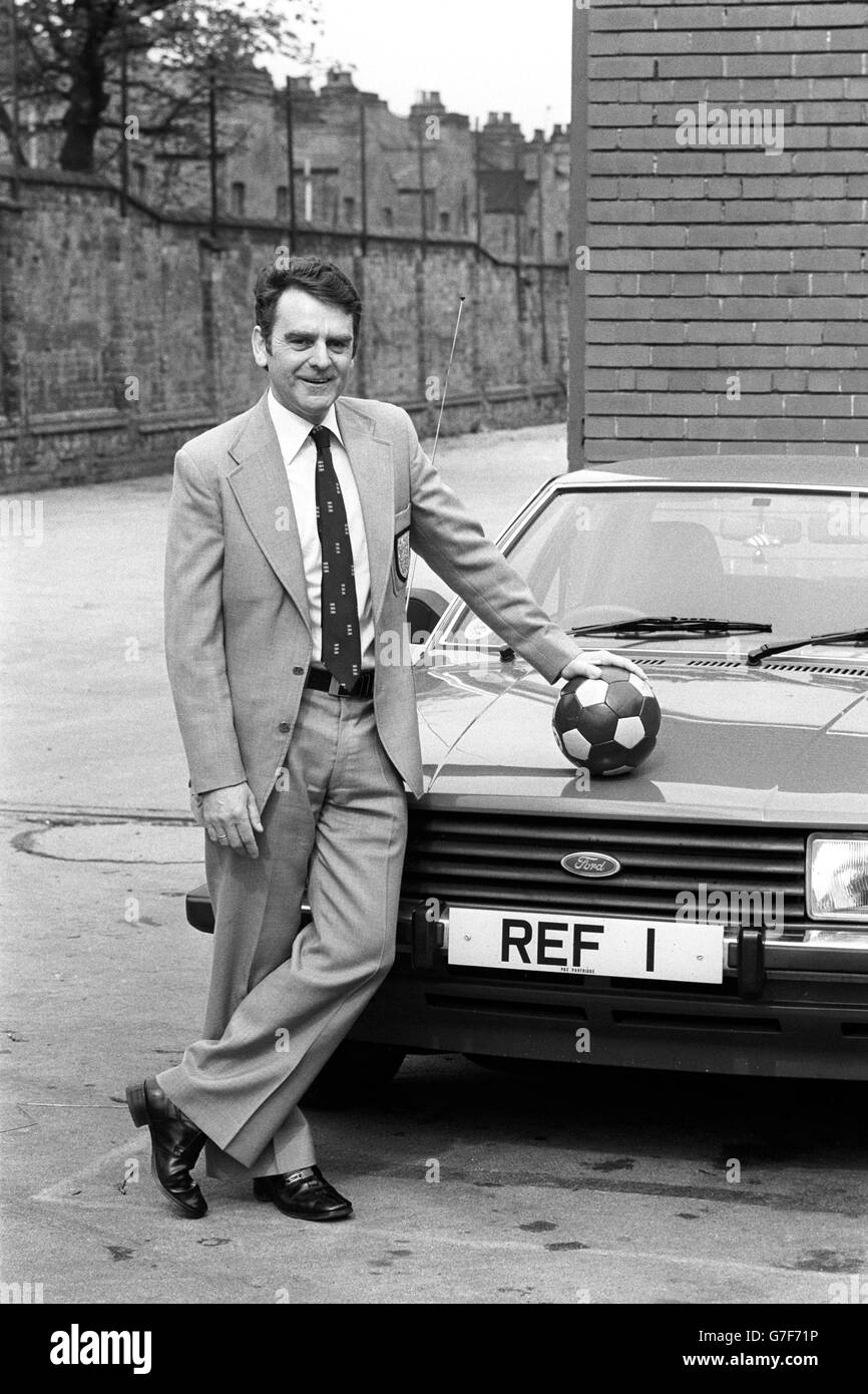 Fußballschiedsrichter Pat Partridge steht neben seinem Auto, das das ...