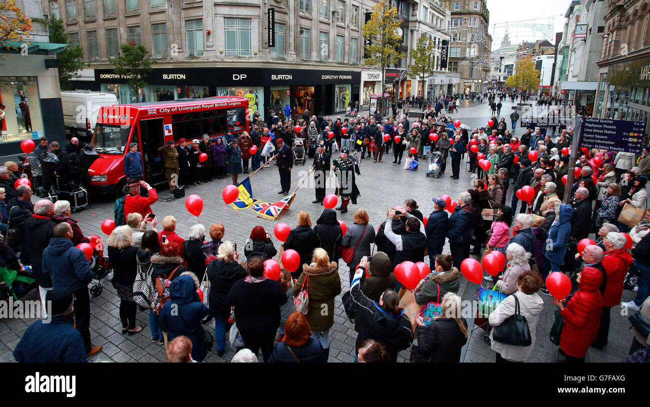 Luftballons und Confetti werden im Stadtzentrum von Liverpool nach der ...