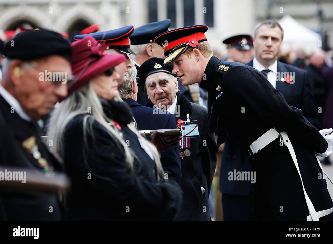 Prinz Harry spricht mit Veteranen und Servicepersonal, als er ankommt ...