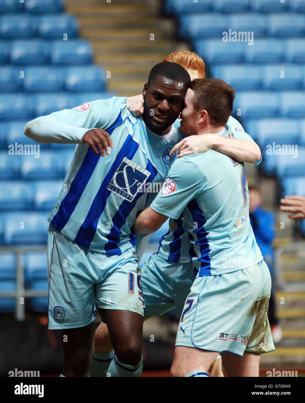 Coventry citys frank noble left feiert das zweite tor -Fotos und ...