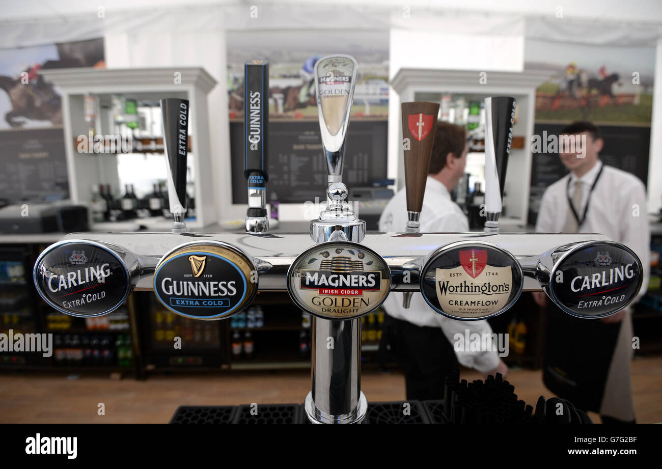 Guinness bar pump -Fotos und -Bildmaterial in hoher Auflösung – Alamy